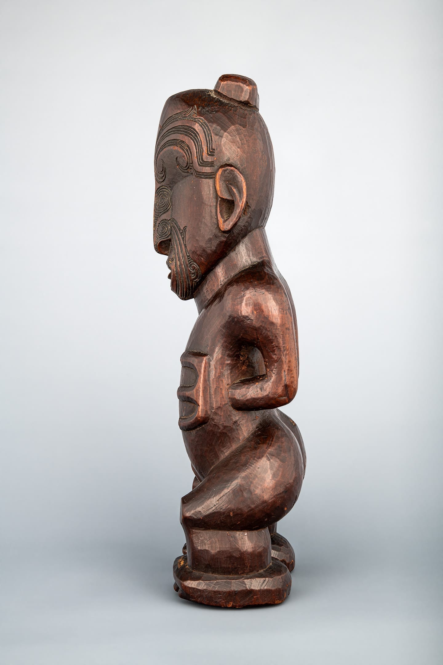 Pou whakairo, Maori Figure | Louvre Abu Dhabi