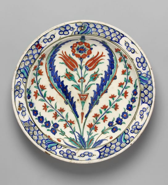 Dish with a Symmetrical Bunch | Louvre Abu Dhabi
